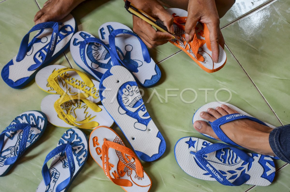 BERALIH PROFESI MENJADI PERAJIN SANDAL KARAKTER | ANTARA Foto BERALIH PROFESI MENJADI PERAJIN SANDAL KARAKTER | ANTARA Foto