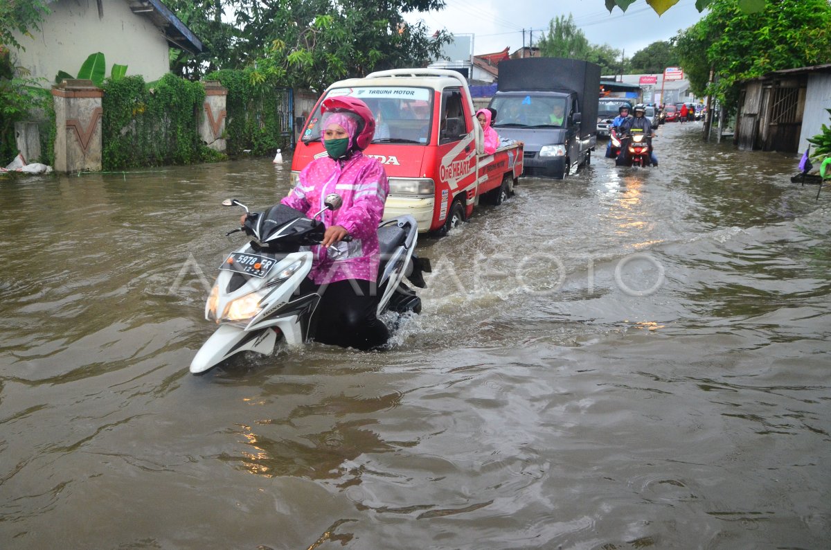 JALAN KUDUS-PURWODADI TERGENANG BANJIR | ANTARA Foto
