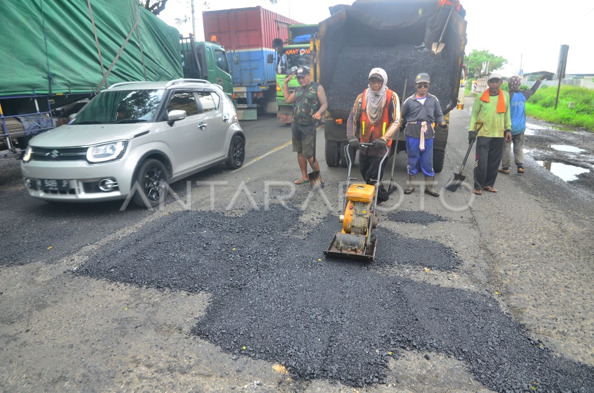 PERBAIKAN JALAN JALUR PANTURA | ANTARA Foto PERBAIKAN JALAN JALUR PANTURA | ANTARA Foto