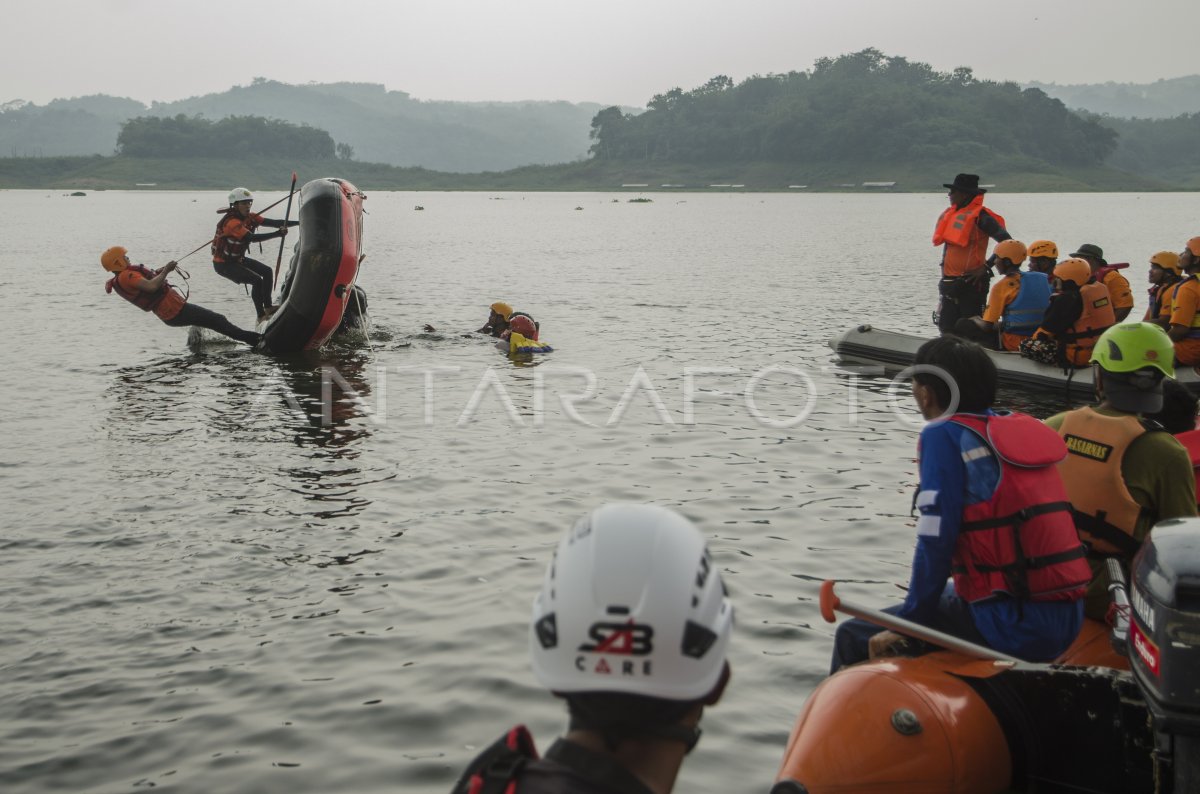 PELATIHAN TANGGAP BENCANA KAWASAN PERAIRAN | ANTARA Foto