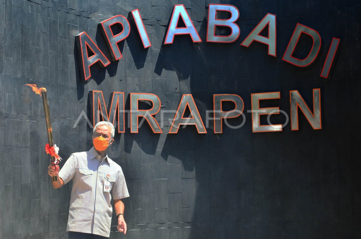 MENYALAKAN KEMBALI API ABADI MRAPEN | ANTARA Foto