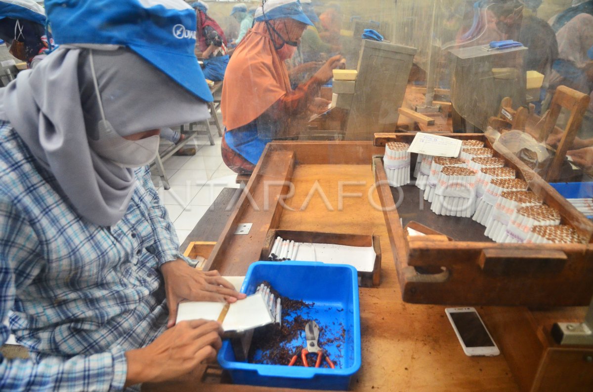 KENAIKAN TARIF CUKAI ROKOK 2022 | ANTARA Foto