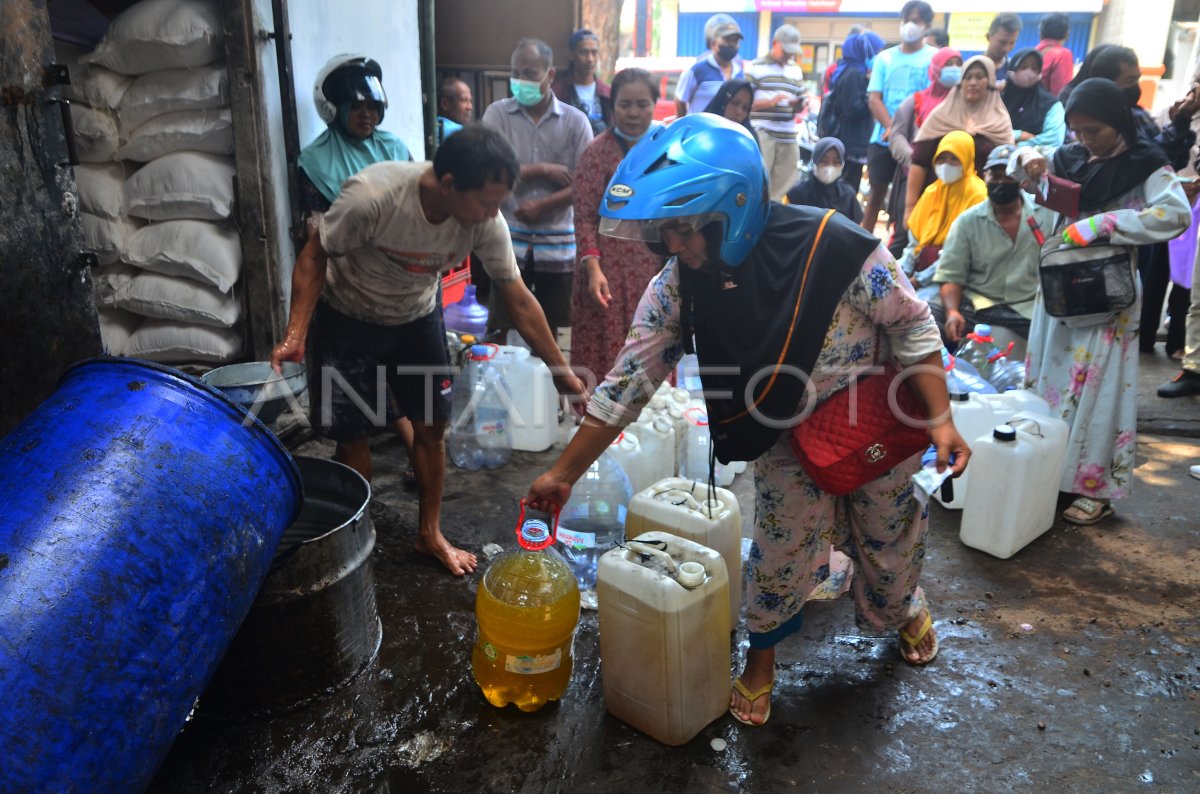 ANTRE MEMBELI MINYAK GORENG CURAH DI KUDUS | ANTARA Foto ANTRE MEMBELI MINYAK GORENG CURAH DI KUDUS | ANTARA Foto