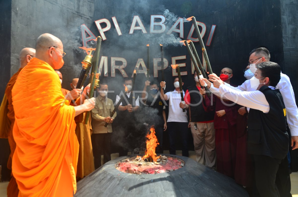 PENGAMBILAN API DHARMA WAISAK | ANTARA Foto