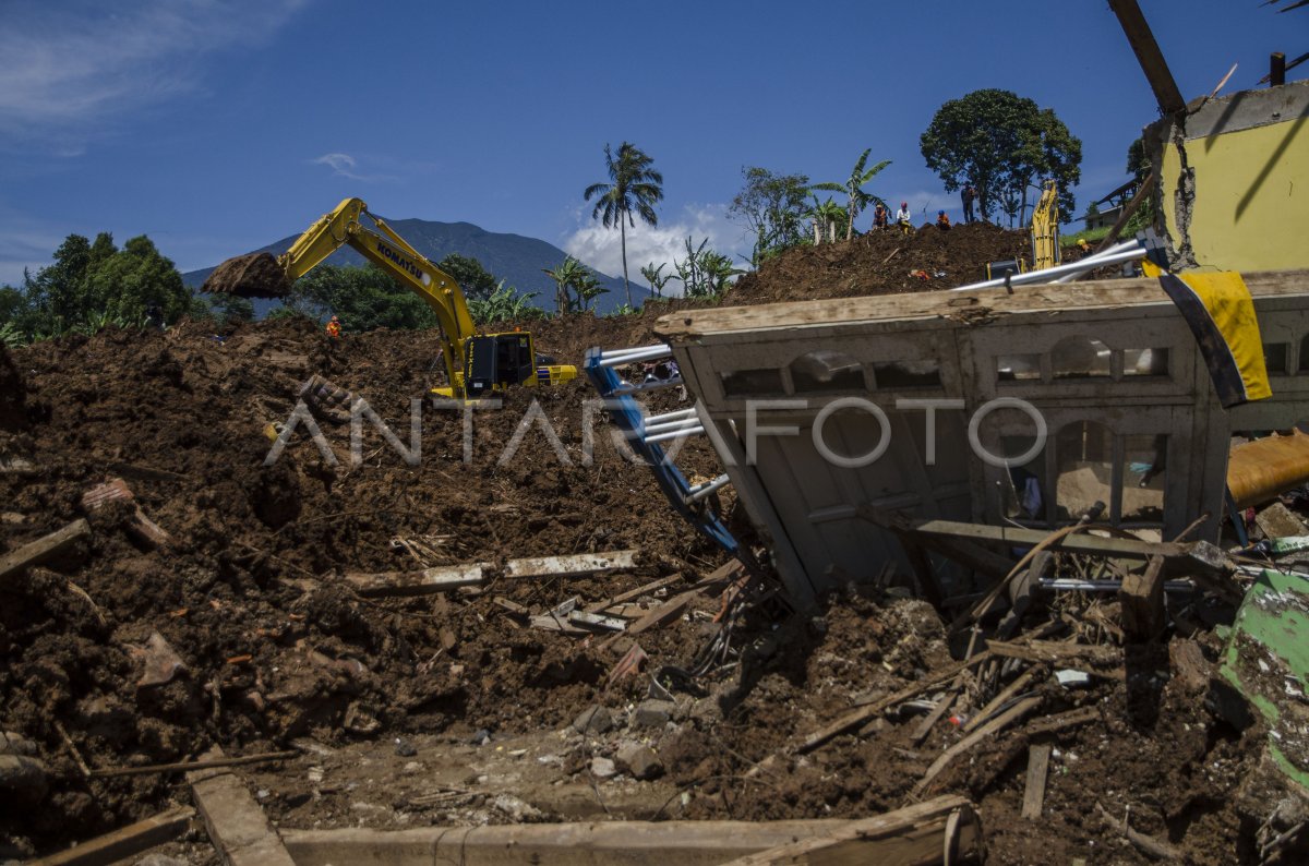 PENCARIAN KORBAN GEMPA CIANJUR | ANTARA Foto