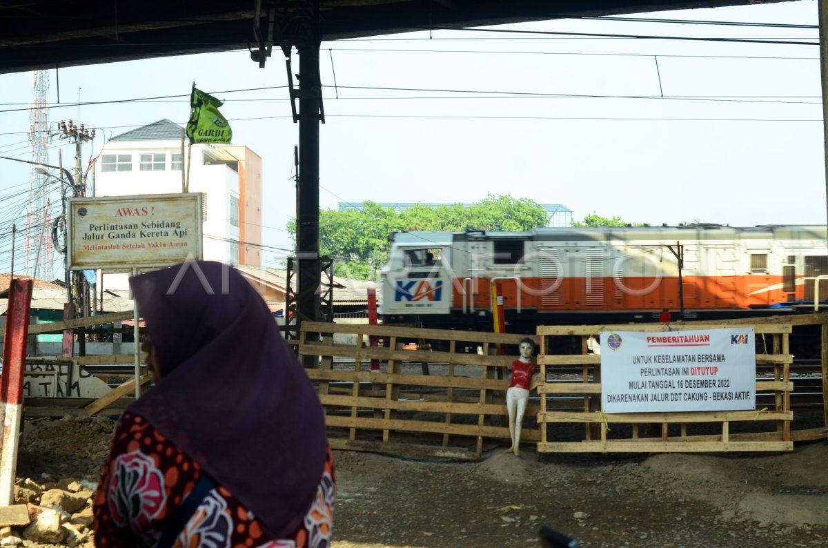 PENUTUPAN PERLINTASAN KA SEBIDANG DI BEKASI | ANTARA Foto
