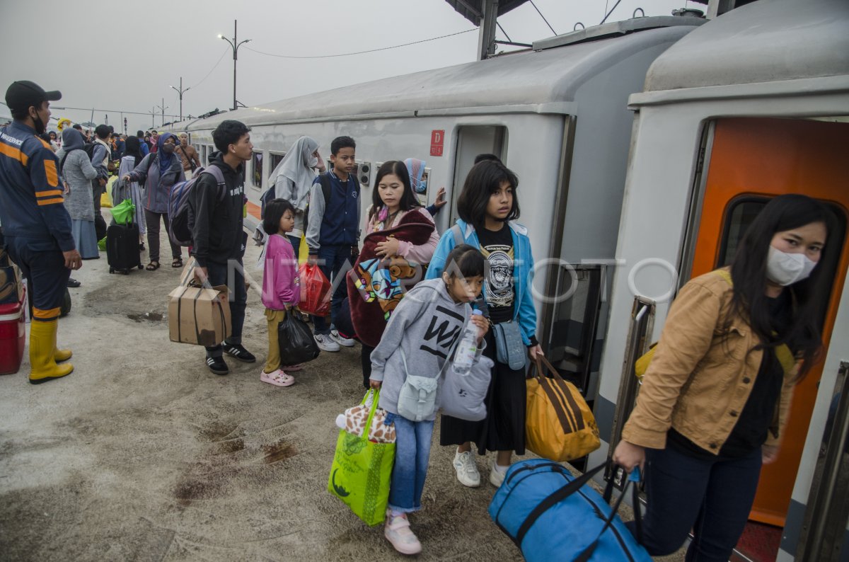 ARUS BALIK SUSULAN KERETA API BANDUNG | ANTARA Foto