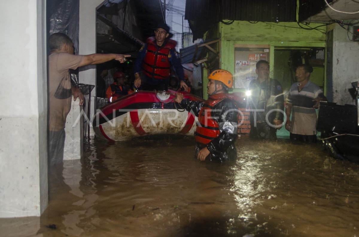 Banjir akibat luapan Sungai Cikapundung di Bandung | ANTARA Foto