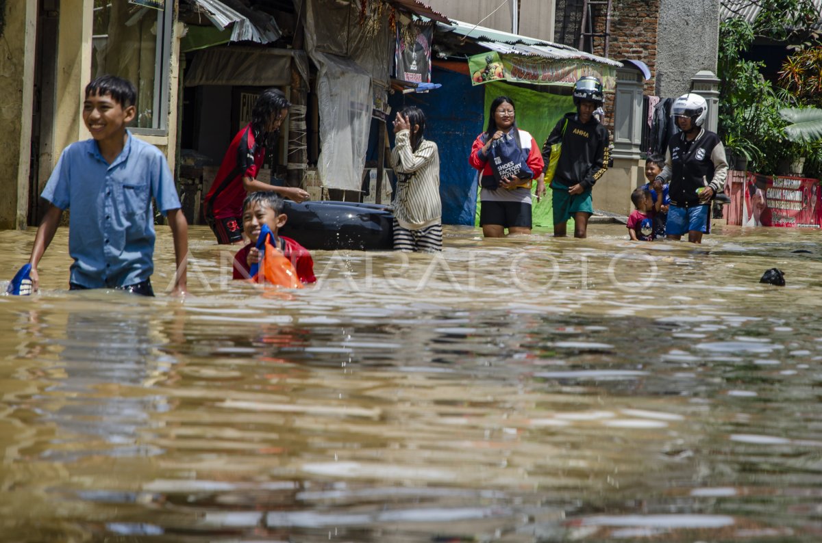 Kawasan Dayeuhkolot masih terendam banjir | ANTARA Foto