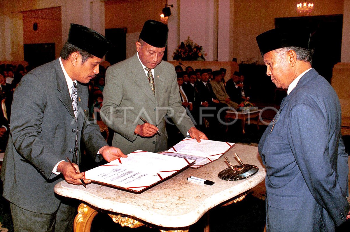 PRESIDEN BJ HABIBIE PENANDATANGAN MOU | ANTARA Foto