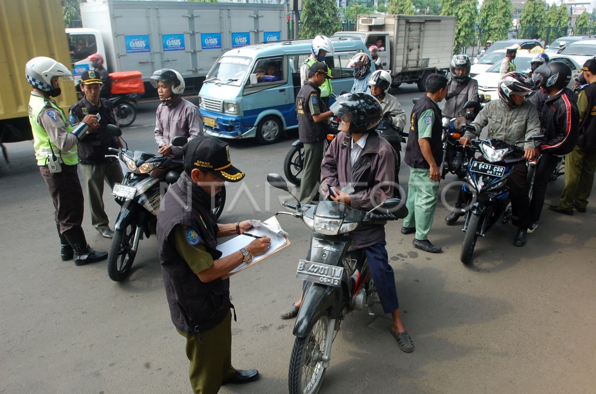 RAZIA SURAT KENDARAAN | ANTARA Foto
