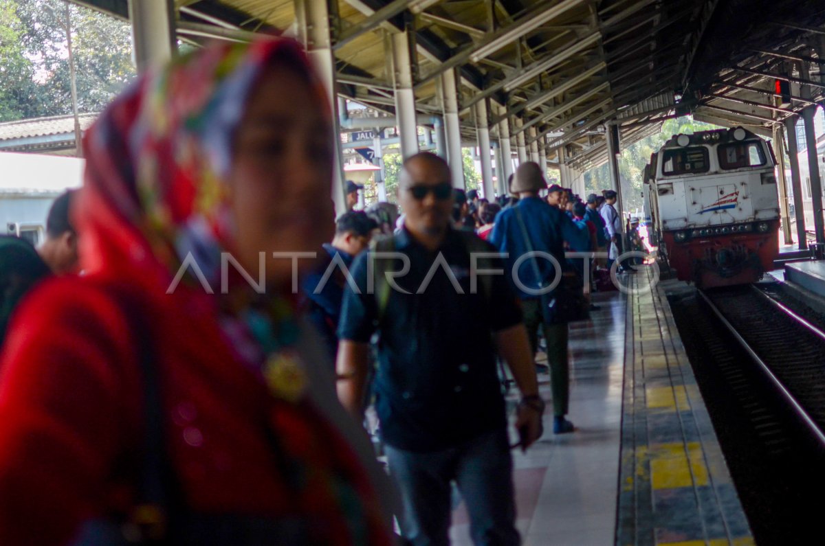 PENINGKATAN PENUMPANG KERETA API | ANTARA Foto PENINGKATAN PENUMPANG KERETA API | ANTARA Foto