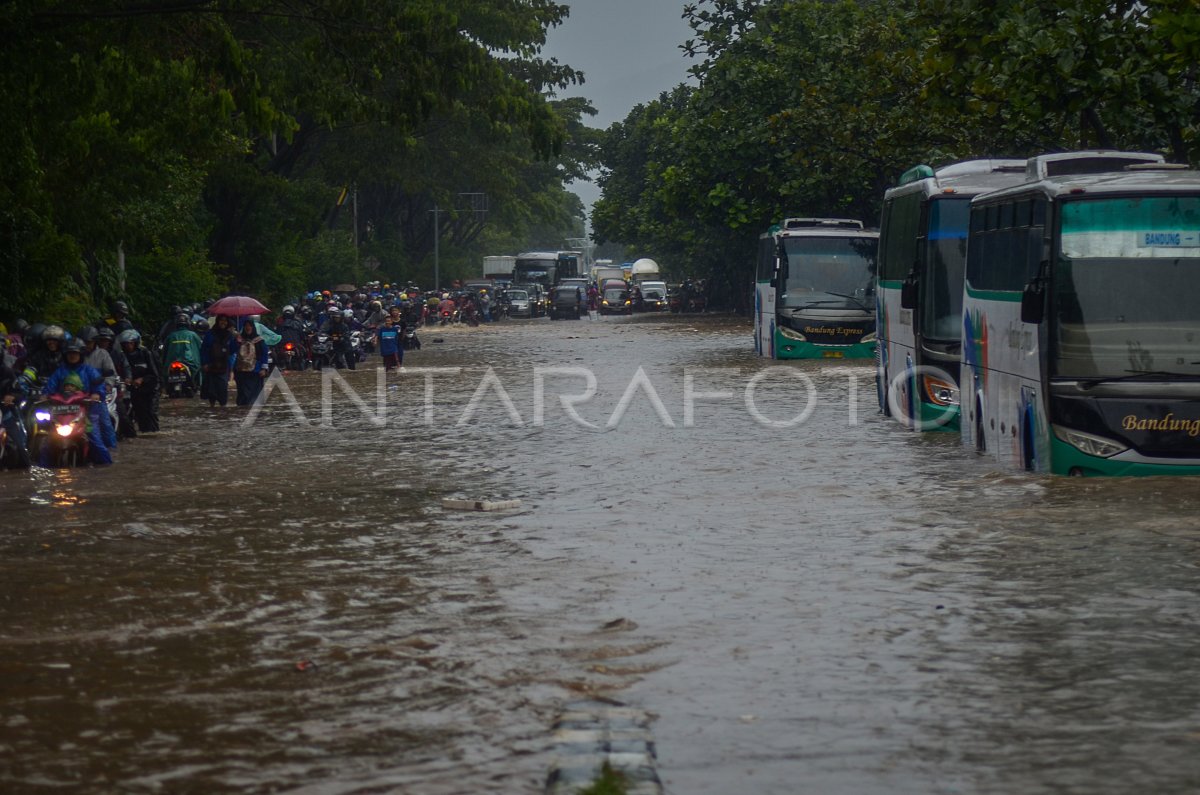 JALAN SOEKARNO HATTA BANDUNG PUTUS AKIBAT BANJIR | ANTARA Foto