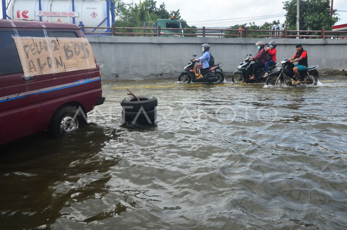 JALAN PANTURA KUDUS TERENDAM BANJIR | ANTARA Foto JALAN PANTURA KUDUS TERENDAM BANJIR | ANTARA Foto