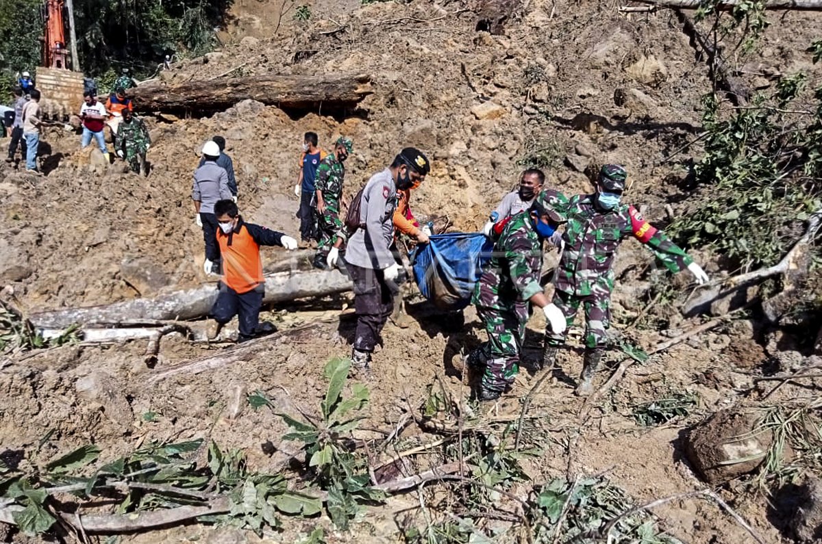 EVAKUASI KORBAN TANAH LONGSOR DI PLTA TAPANULI SELATAN | ANTARA Foto
