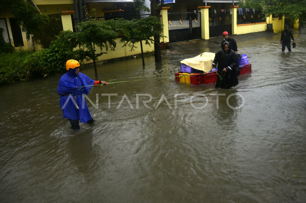 BANTUAN LOGISTIK UNTUK KORBAN BANJIR DI MAKASSAR | ANTARA Foto