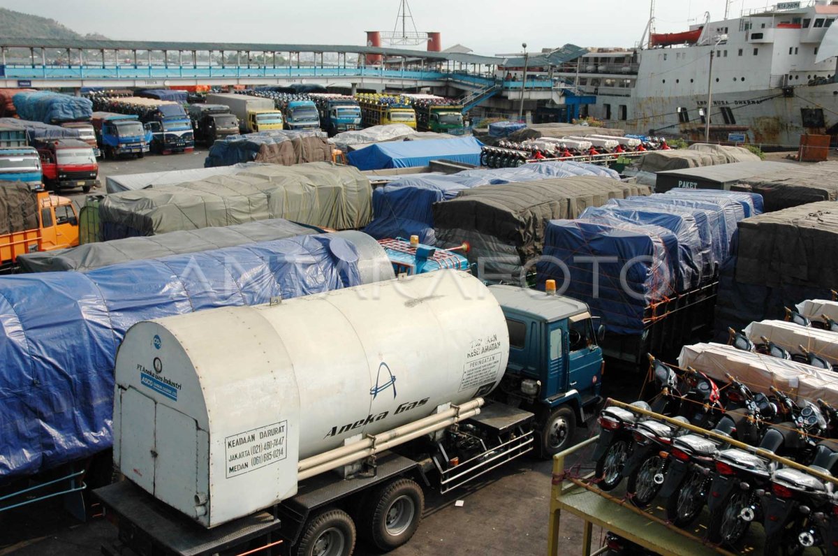 Antrean Kendaraan Pelabuhan Merak | ANTARA Foto Antrean Kendaraan Pelabuhan Merak | ANTARA Foto