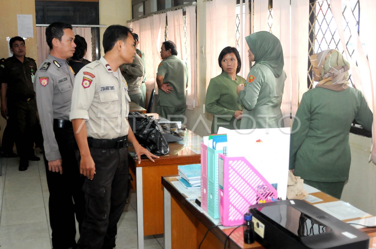 GELEDAH KANTOR DINAS | ANTARA Foto GELEDAH KANTOR DINAS | ANTARA Foto