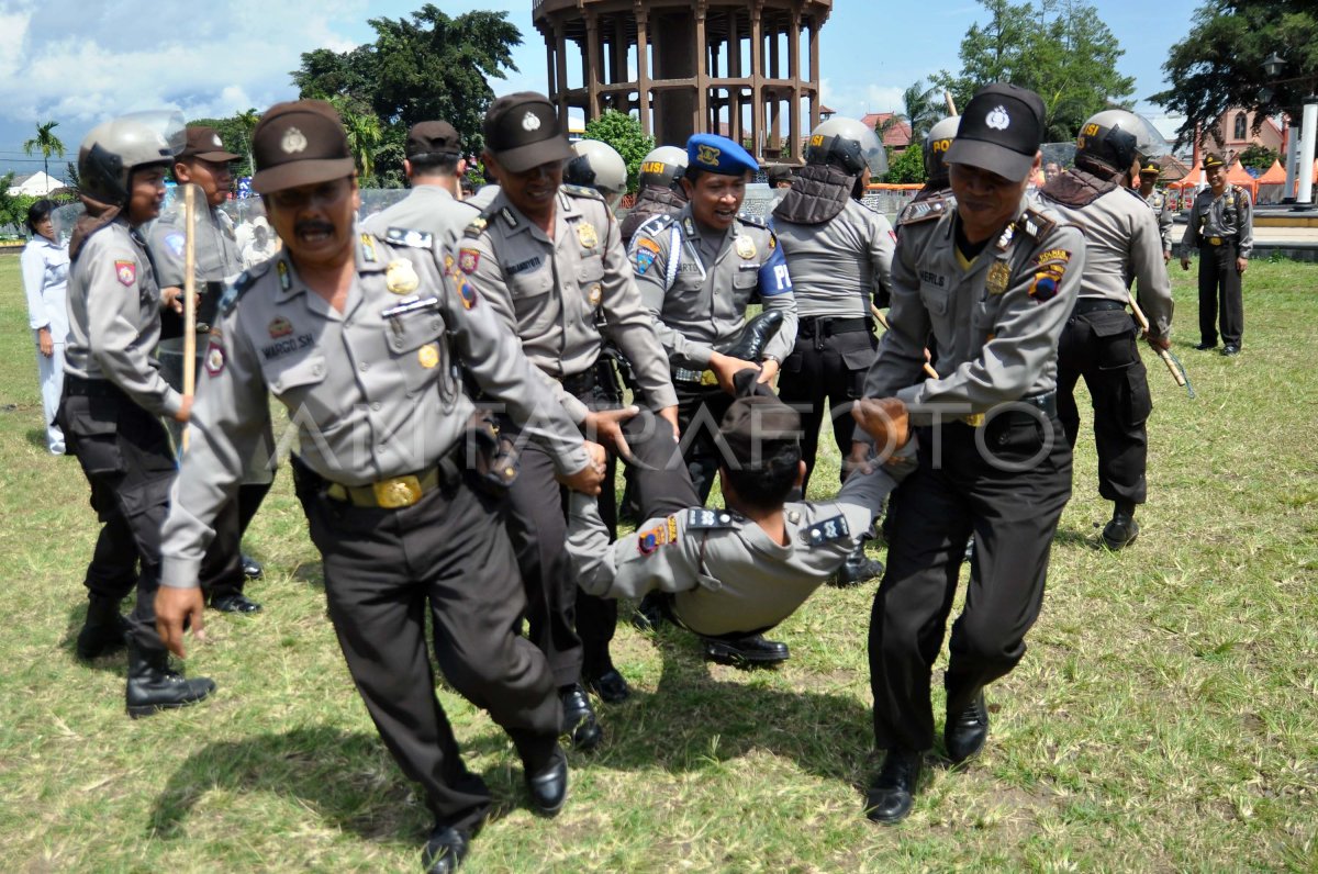 PENANGANAN HURU HARA. | ANTARA Foto