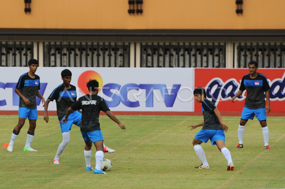 LATIHAN TIMNAS SINGAPURA | ANTARA Foto LATIHAN TIMNAS SINGAPURA | ANTARA Foto