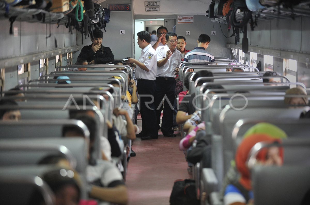 ARUS MUDIK KERETA API | ANTARA Foto