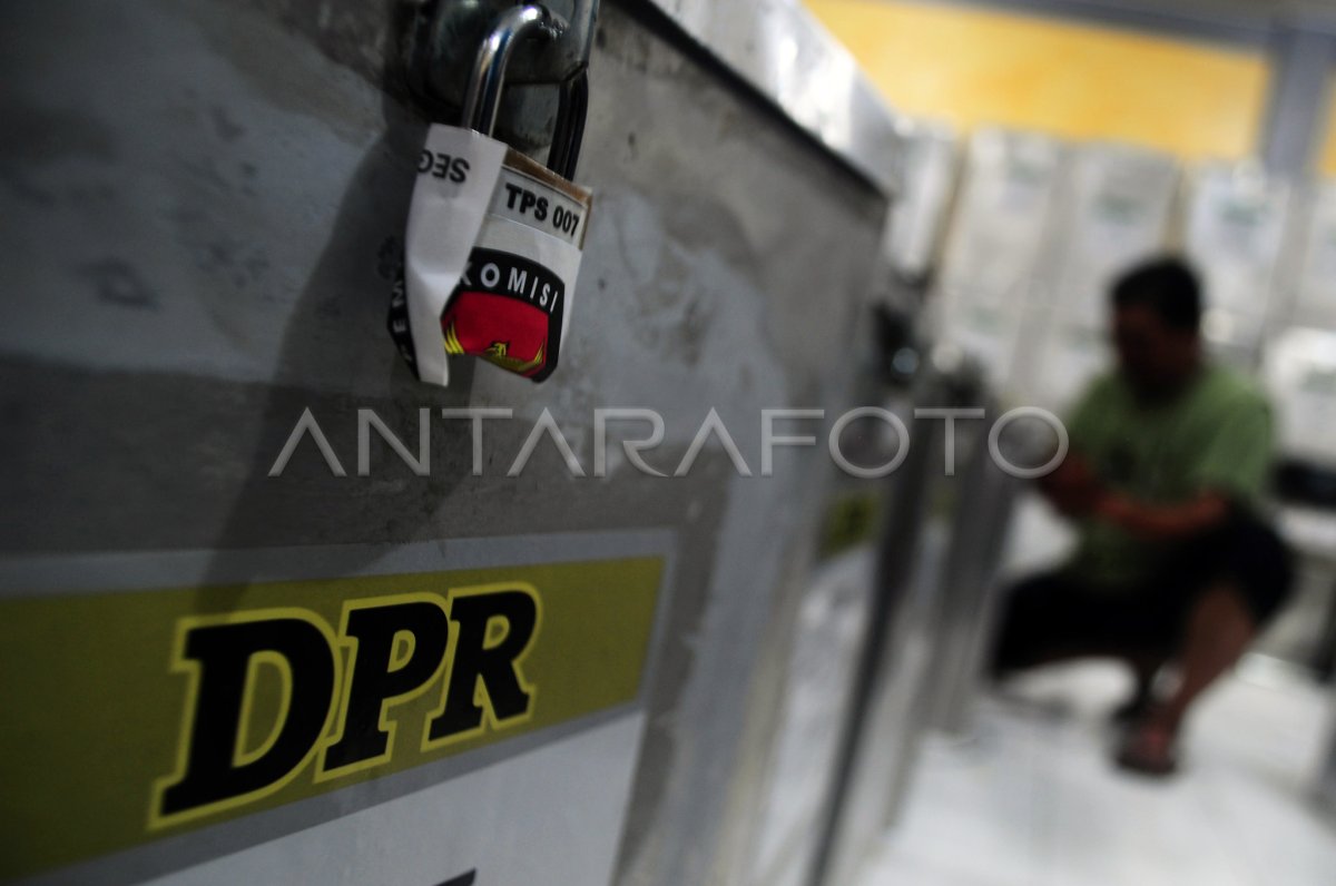 PENYEGELAN BERKAS PEMILU 2014 | ANTARA Foto PENYEGELAN BERKAS PEMILU 2014 | ANTARA Foto