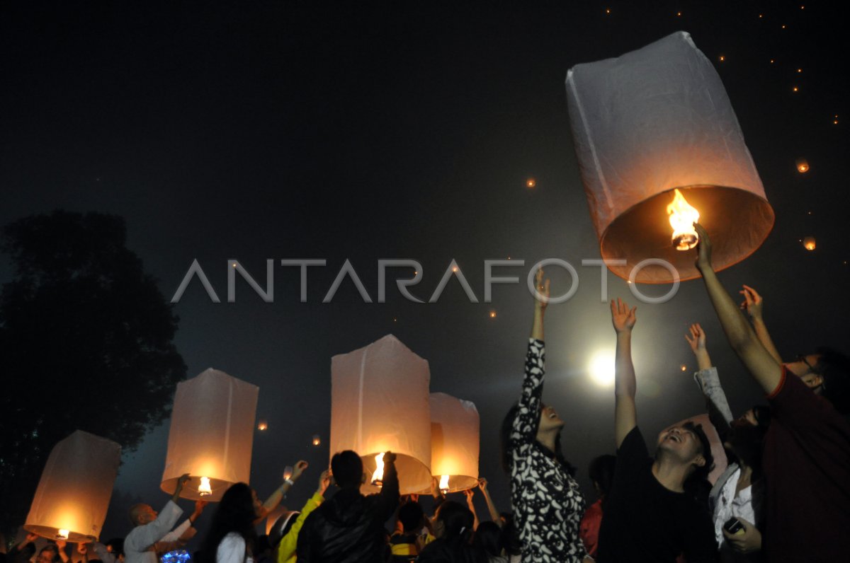 PELEPASAN LAMPION WAISAK | ANTARA Foto