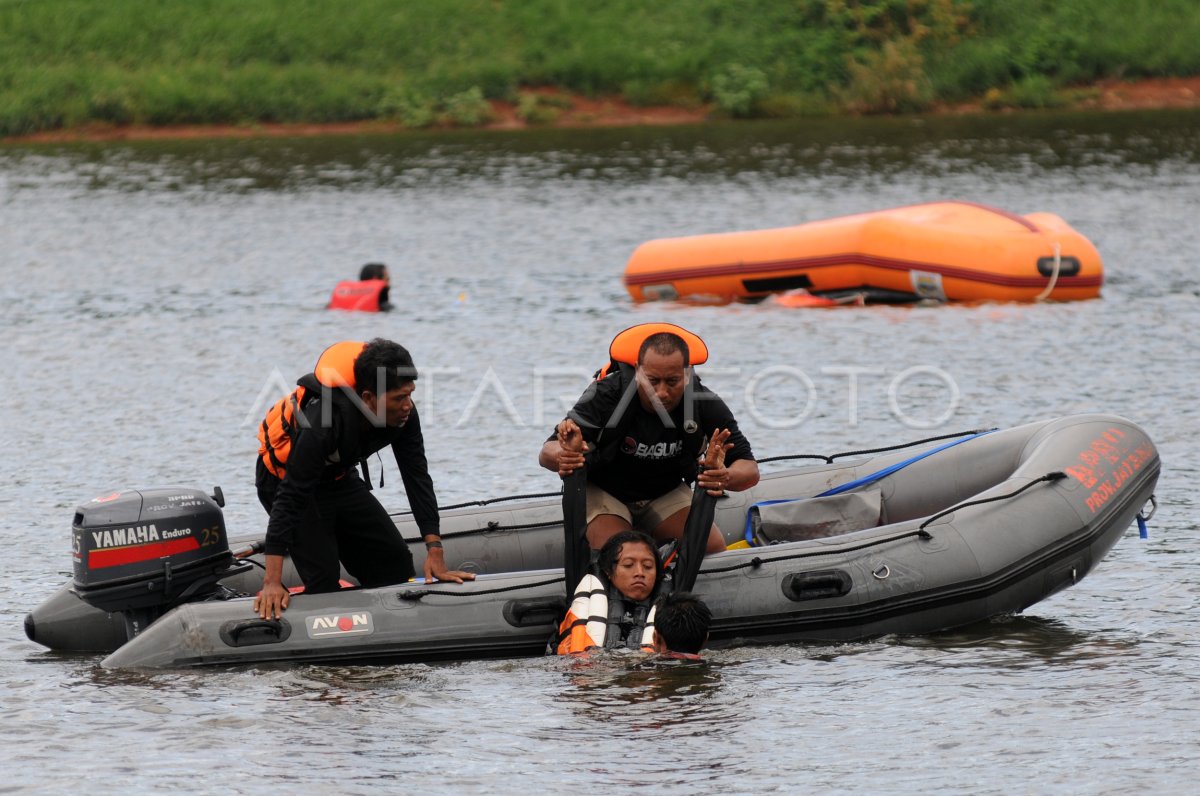 PELATIHAN PENANGGULANGAN KORBAN BENCANA | ANTARA Foto