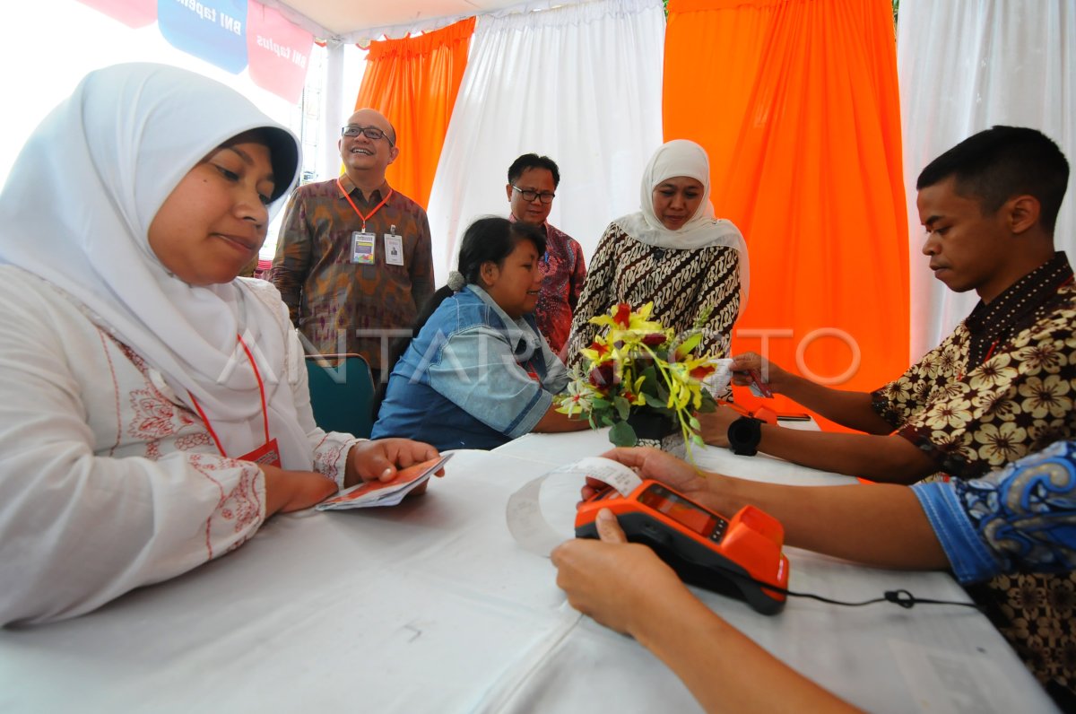 PENYALURAN BANTUAN SOSIAL NON TUNAI | ANTARA Foto PENYALURAN BANTUAN SOSIAL NON TUNAI | ANTARA Foto