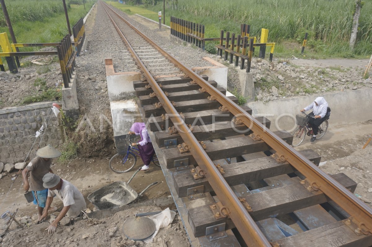 PERLINTASAN DARURAT JALUR KERETA API | ANTARA Foto
