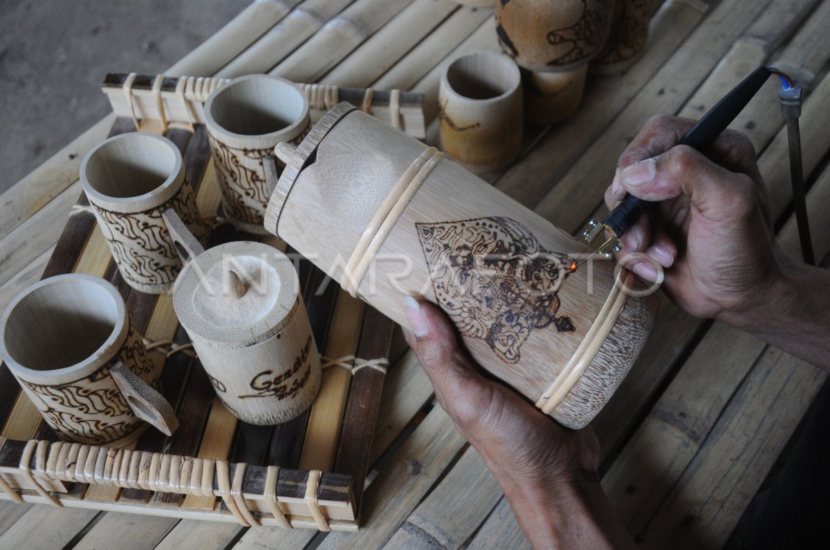 KERAJINAN GELAS BAMBU | ANTARA Foto