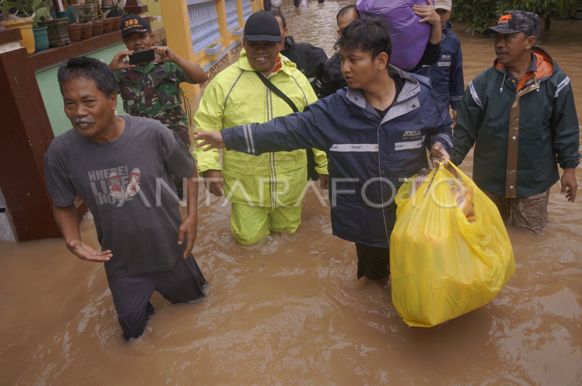 PENYALURAN LOGISTIK PANGAN UNTUK KORBAN BANJIR | ANTARA Foto