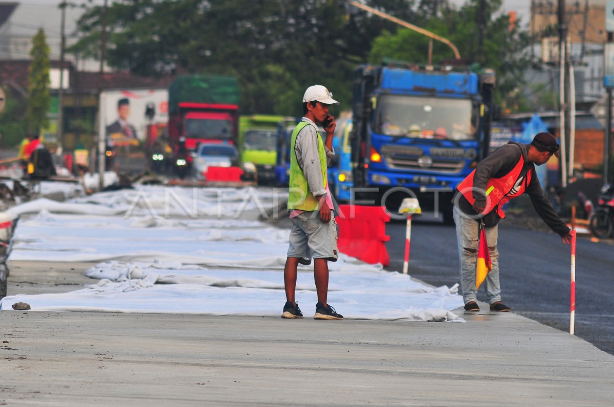Peninggian jalan pantura Kudus | ANTARA Foto Peninggian jalan pantura Kudus | ANTARA Foto