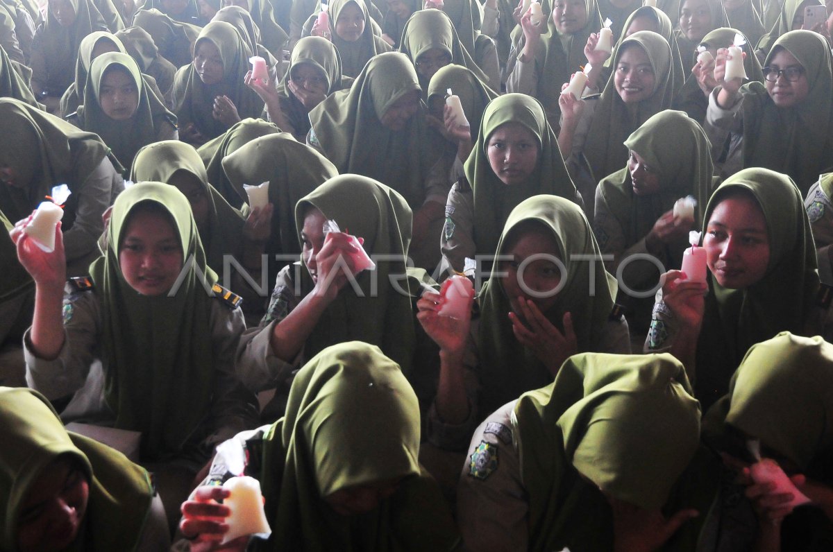 Gerakan makan siang dan minum susu untuk santri | ANTARA Foto Gerakan makan siang dan minum susu untuk santri | ANTARA Foto