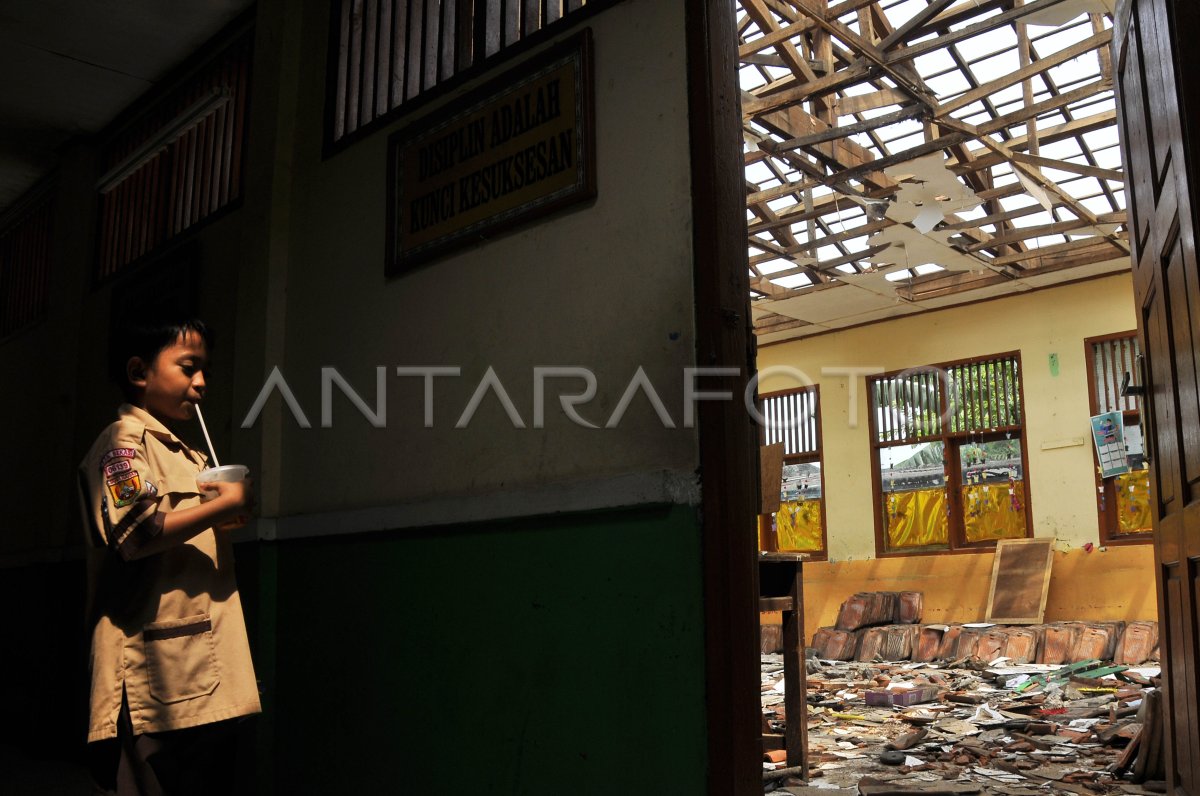 Atap dua ruang kelas SDN Setiamekar 03 roboh | ANTARA Foto