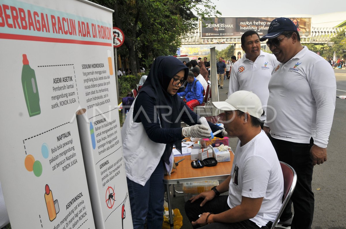 Pemeriksaan kesehatan dan sosialisasi dampak negatif rokok | ANTARA Foto