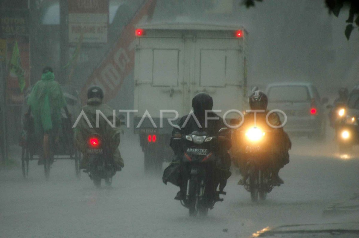 CURAH HUJAN TINGGI | ANTARA Foto CURAH HUJAN TINGGI | ANTARA Foto