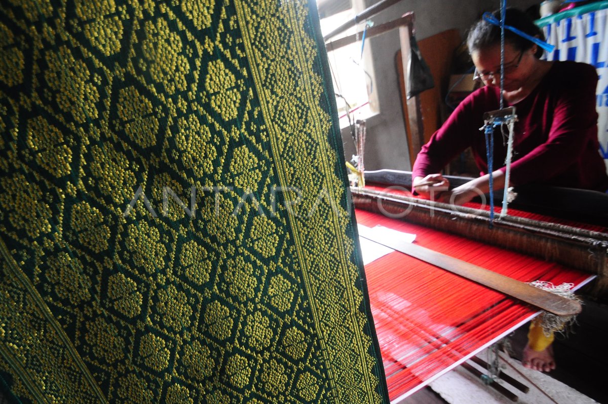 PEMBUATAN TENUN SAMBAS | ANTARA Foto