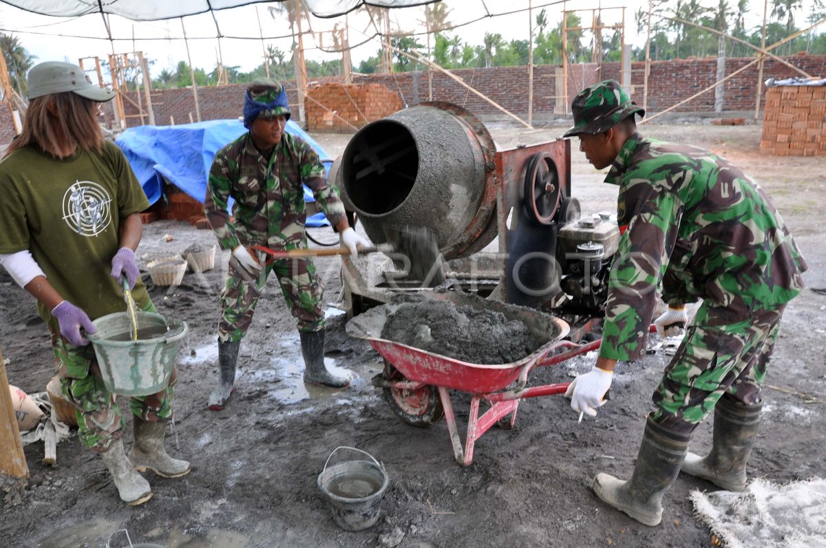 BANGUN SEKOLAH DARURAT. | ANTARA Foto