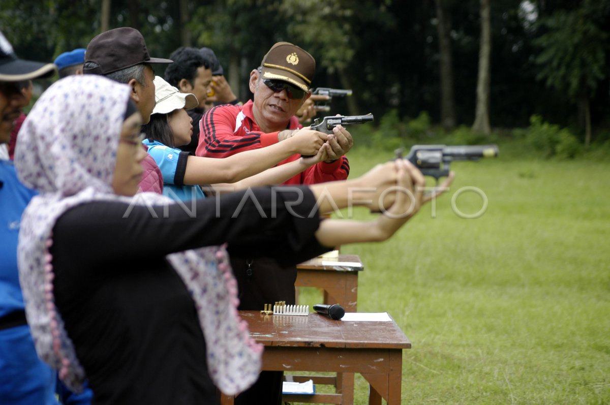 Latihan Dasar Menembak Antara Foto