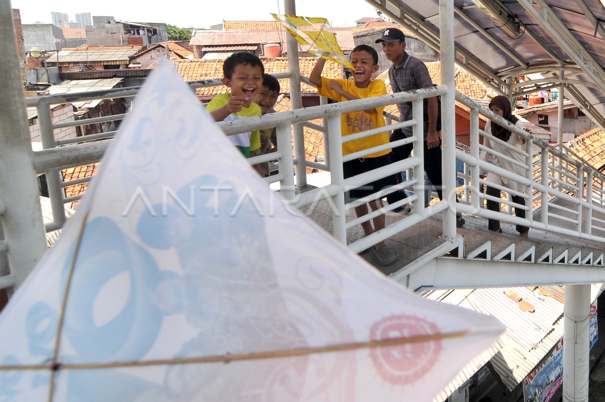 BERMAIN LAYANGAN DI JPO | ANTARA Foto