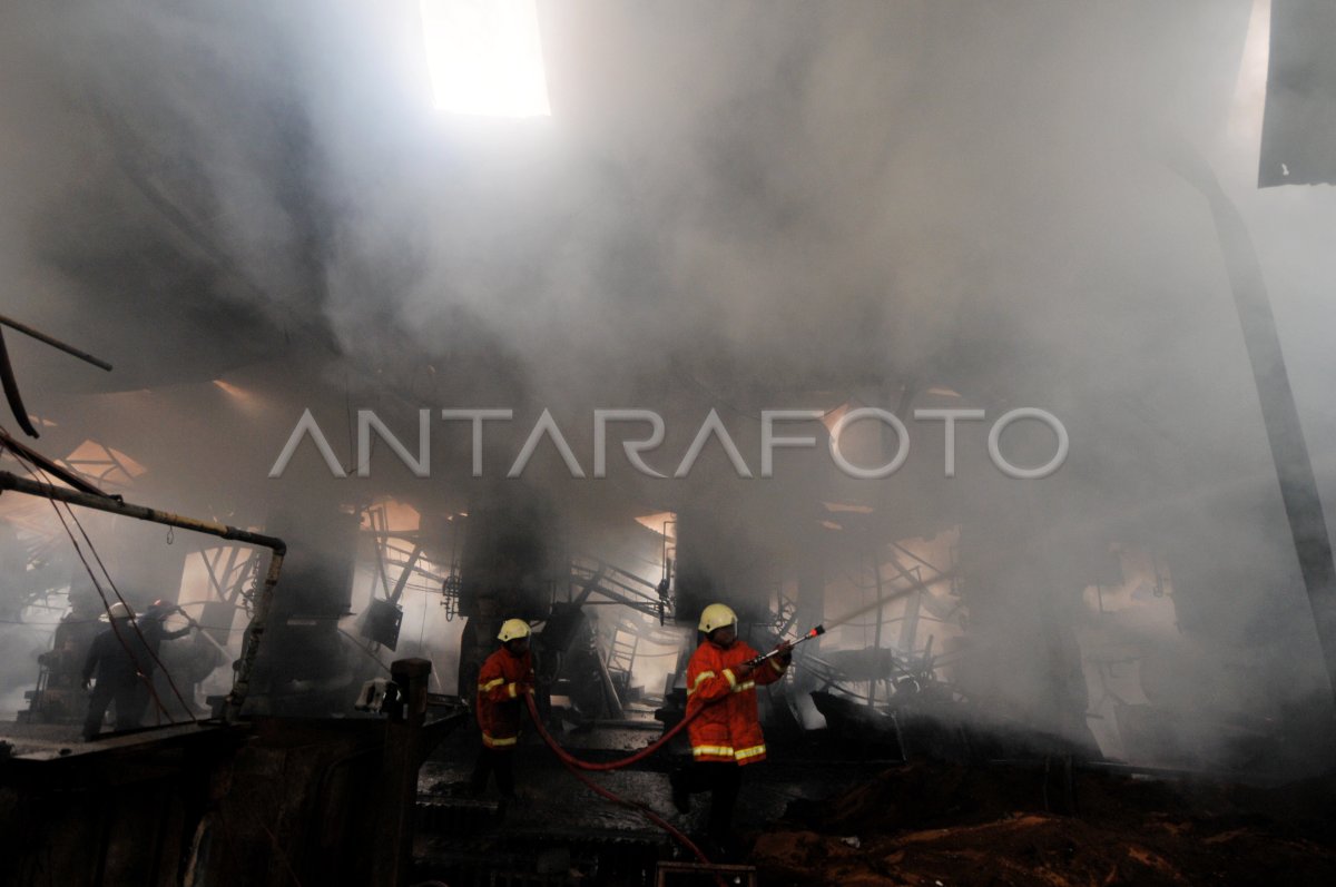 Kebakaran Pabrik Minyak Kelapa Antara Foto