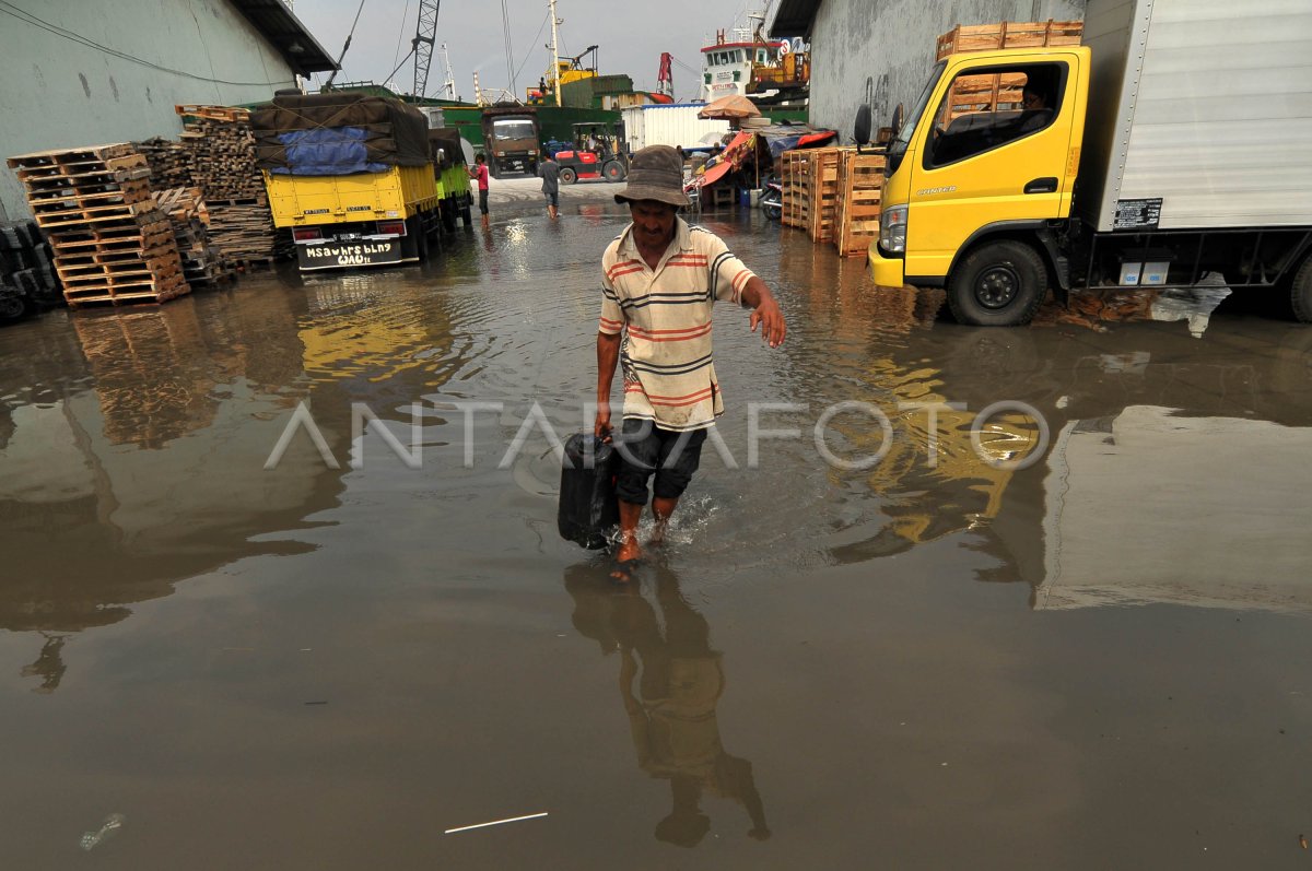 BANJIR ROB PELABHUAN SUNDA KELAPA | ANTARA Foto