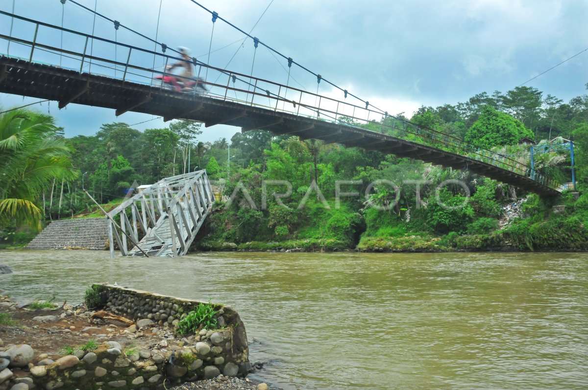 JEMBATAN AMBRUK | ANTARA Foto