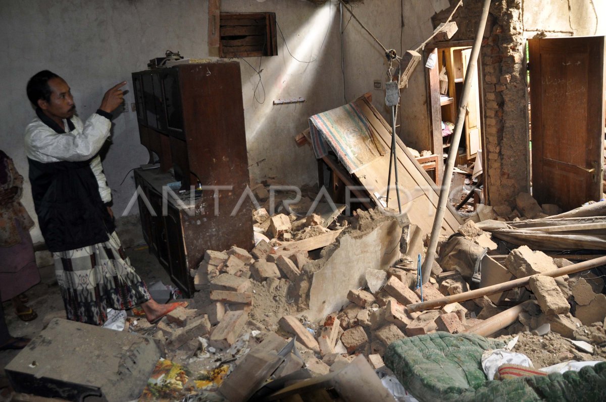 LONGSOR RUSAK RUMAH | ANTARA Foto LONGSOR RUSAK RUMAH | ANTARA Foto