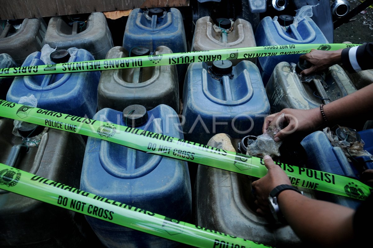 PENIMBUNAN BBM | ANTARA Foto