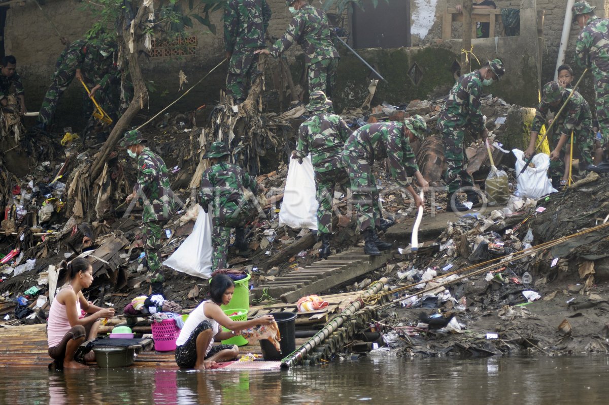 BERSIHKAN SUNGAI CILIWUNG | ANTARA Foto