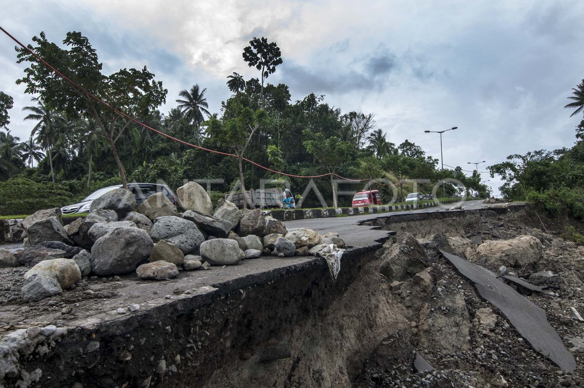 JALAN AMBLAS AMBON | ANTARA Foto