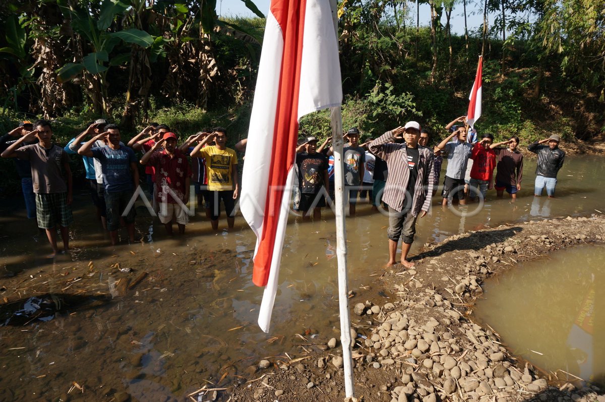 UPACARA BENDERA DI SUNGAI | ANTARA Foto