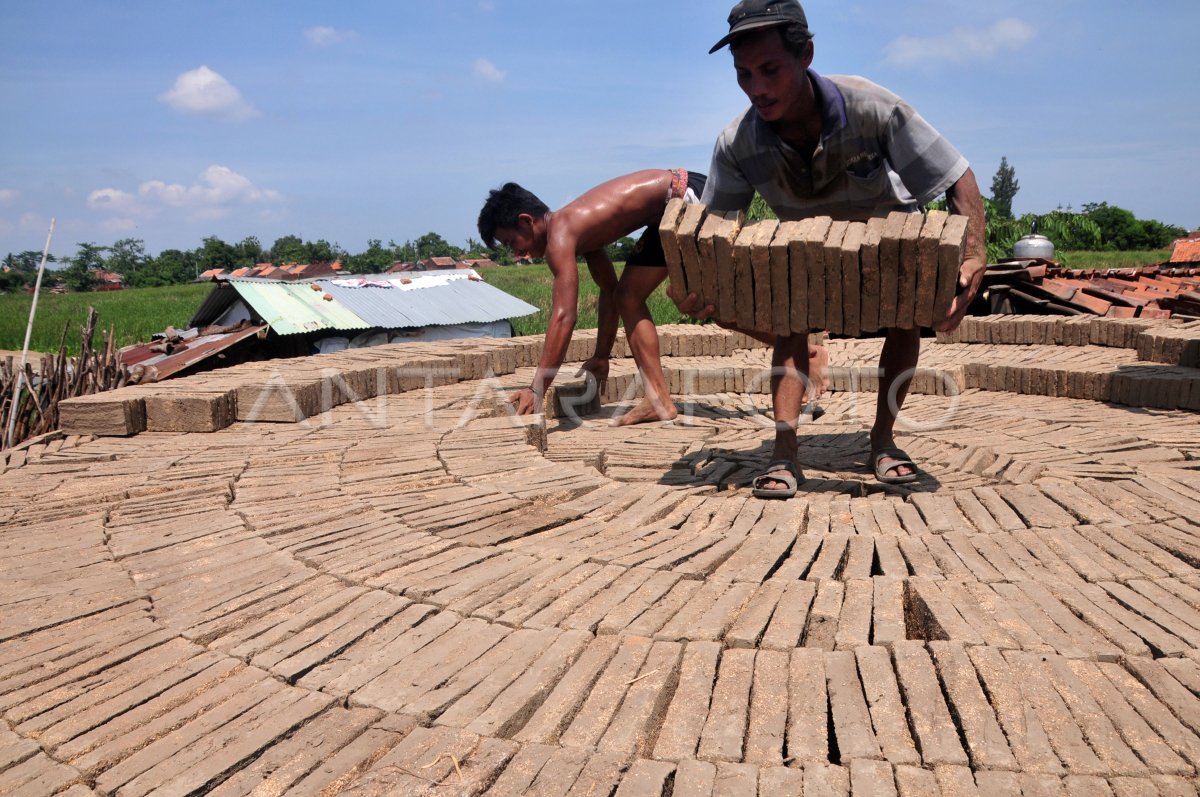 PRODUKSI BATU BATA MENURUN | ANTARA Foto